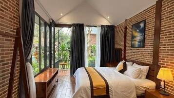 Quarto casal, vista para o jardim | Cofres nos quartos, escrivaninha, Wi-Fi de cortesia