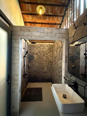 Quarto Duplo, vista para o jardim | Casa de banho | Artigos de higiene pessoal grátis, um secador de cabelo, chinelos 
