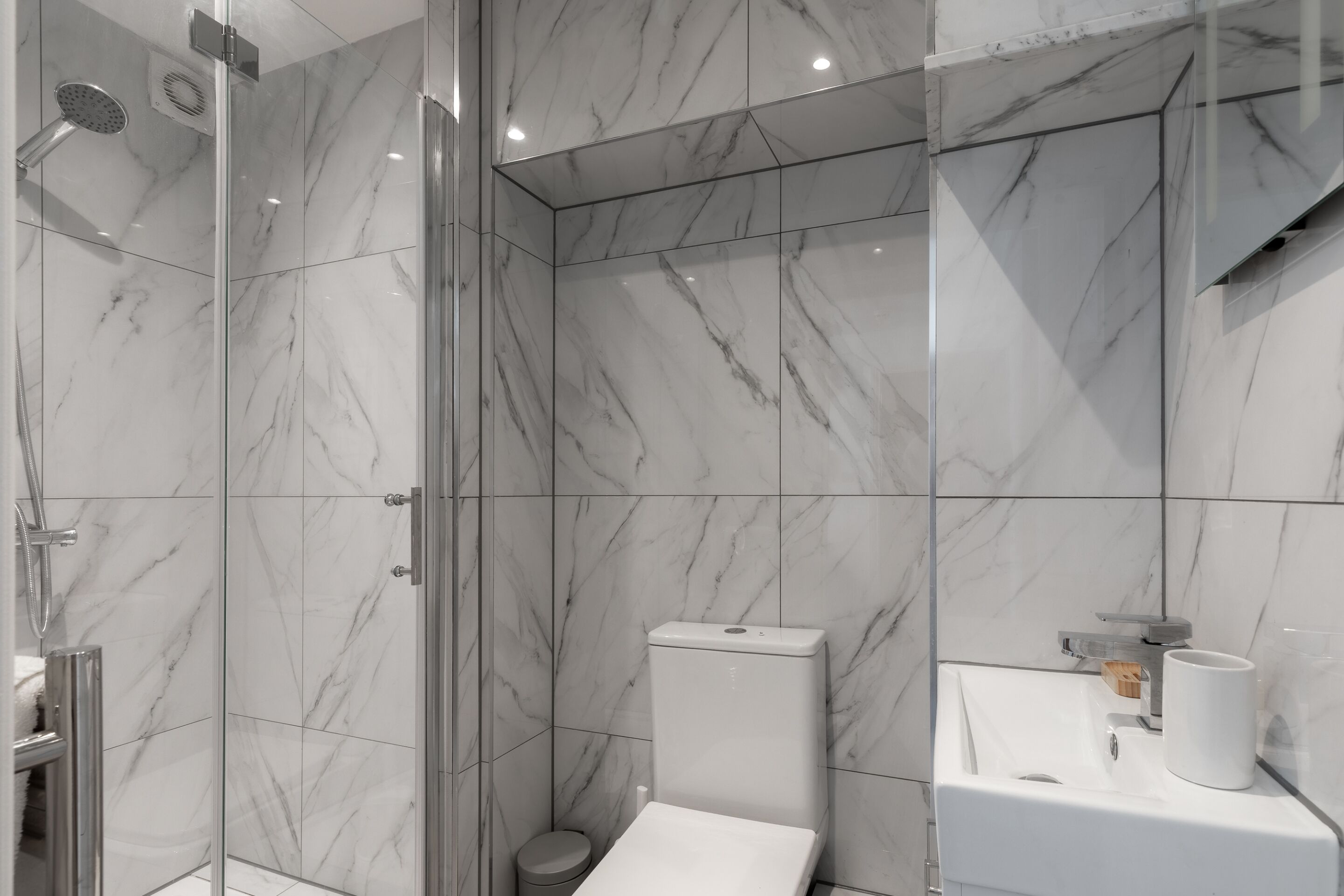 Apartamento luxo | Banheiro | Chuveiro, secador de cabelo, toalhas de banho, sabonete