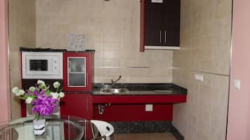 Frigobar, micro-ondas, cooktop, talheres/pratos/utensílios de cozinha