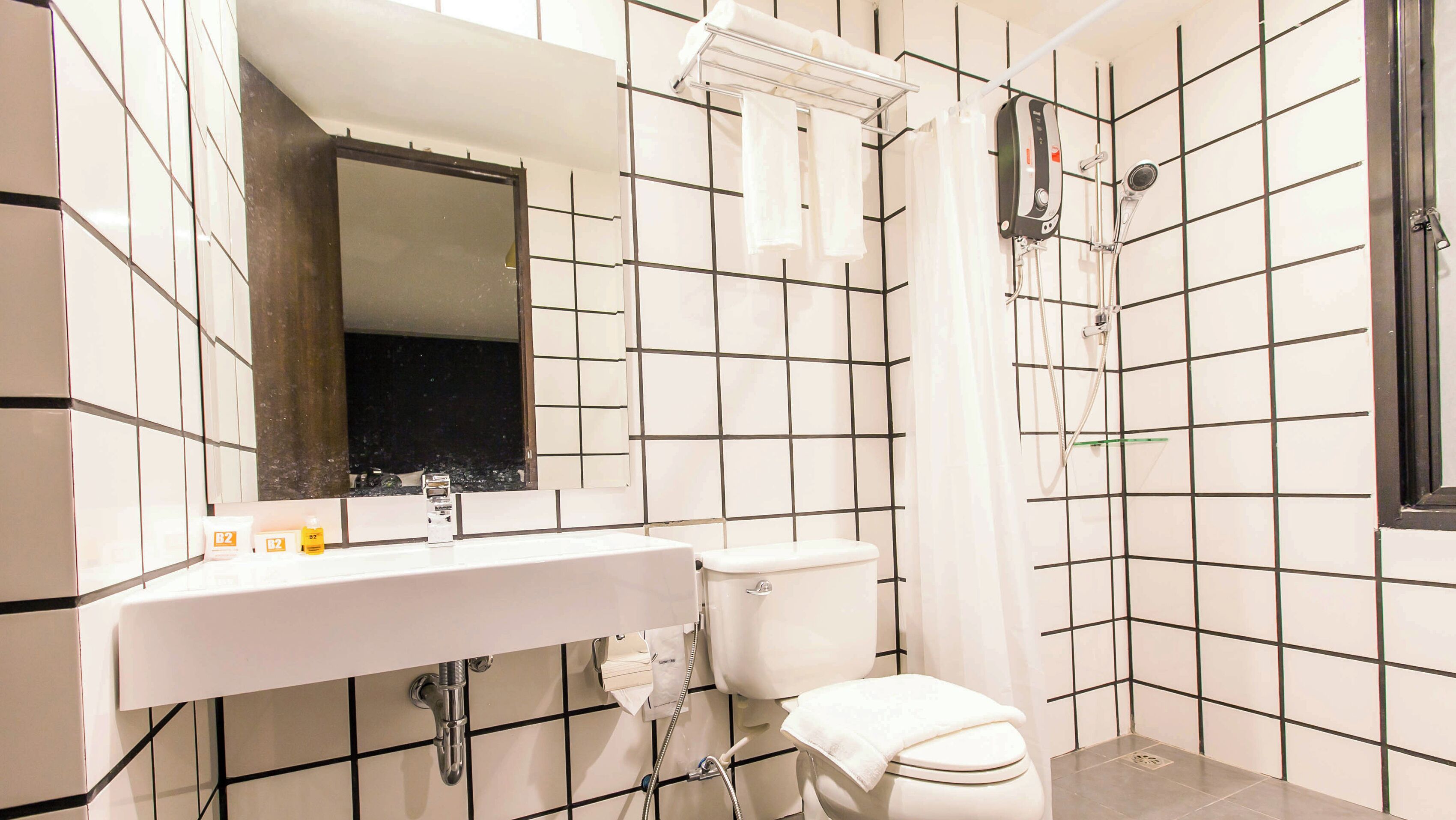 Suite Room | Casa de banho | Um polibã, um chuveiro fixo, toalhas fornecidas, sabão 