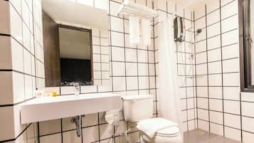 Suite Room | Casa de banho | Um polibã, um chuveiro fixo, toalhas fornecidas, sabão