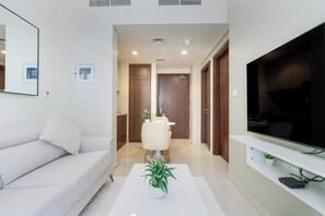 Apartamento urbano, 1 quarto, vista para a cidade | Área de estar | Smart TV 55 polegadas com canais via satélite, Netflix, Hulu