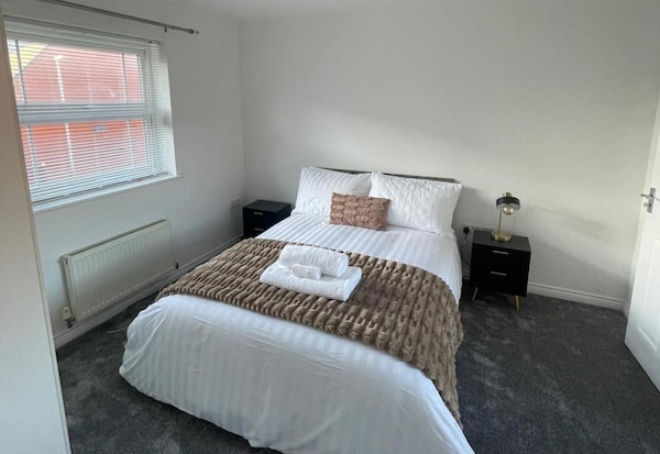 3-bed-sleeps 5 With Garden And Parking - Corby