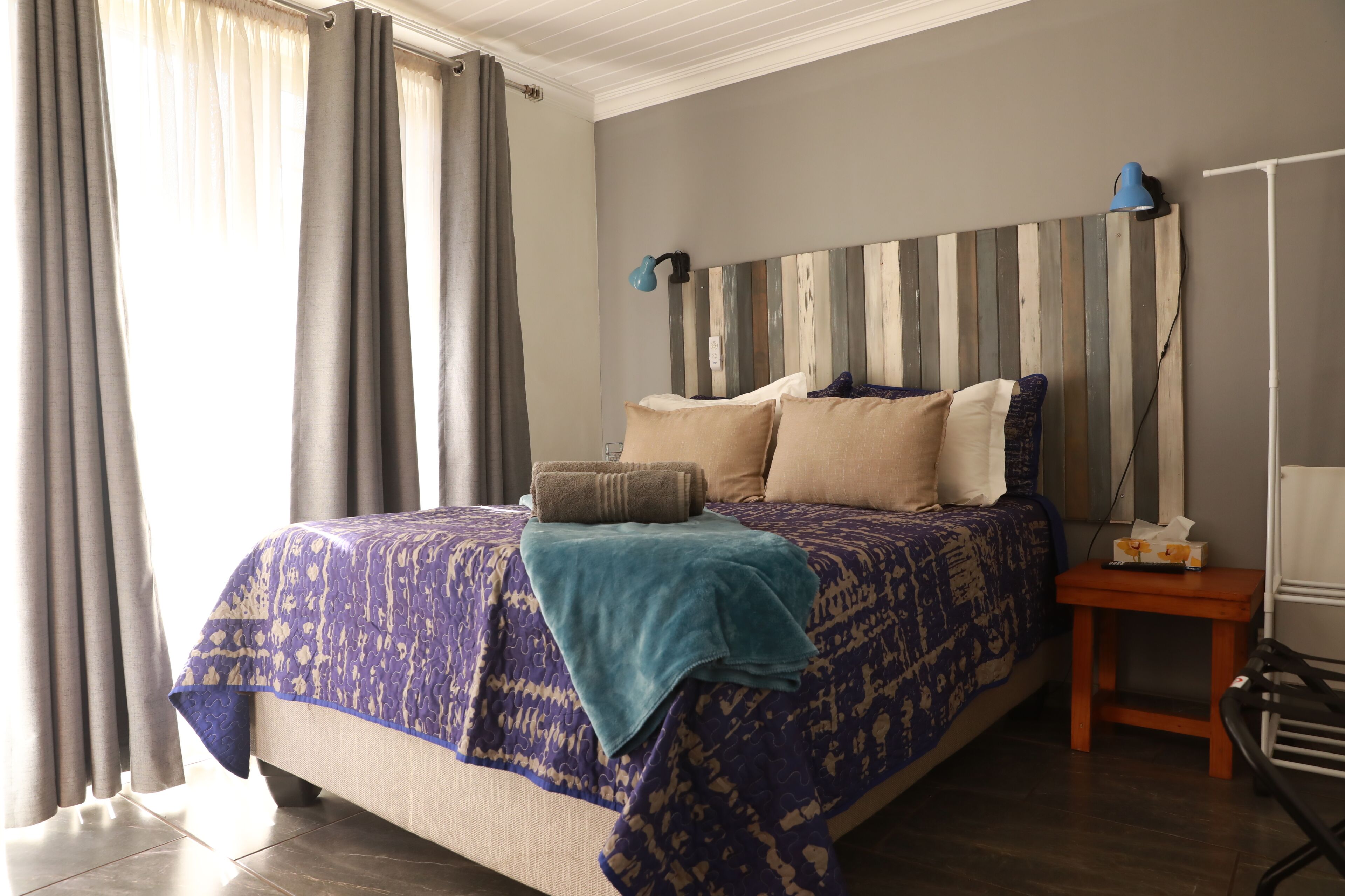 Quarto Duplo Empresarial | Cofre no quarto, com decoração personalizada 