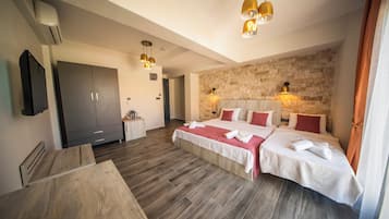 Quarto Triplo Deluxe, vista para a piscina | Minibar, Wi-fi grátis, roupa de cama fornecida
