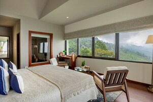 Valley View Room with Balcony | Cofres nos quartos, ferros/tábuas de passar roupa, Wi-Fi de cortesia