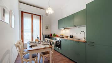 Apartamento (3 Bedrooms) | Cozinha privada | Um micro-ondas, um forno, uma máquina de café expresso