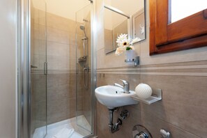Apartamento (3 Bedrooms) | Casa de banho | Um polibã, um bidé 