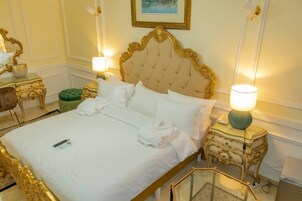 Quarto Clássico com Cama de Casal, vista parcial para o lago | Wi-fi grátis 