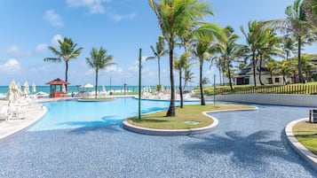 10 piscinas interiores, uma piscina aquecida, guarda-sóis