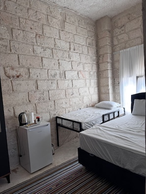 Quarto casal ou duplo família, vista para a cidade | Escrivaninha, ferros/tábuas de passar roupa, Wi-Fi de cortesia