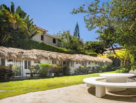 Quarto Duplo, vista para o jardim, junto à praia | Terrenos do alojamento