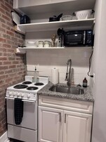 Uma máquina de café expresso, uma cafeteira/bule 