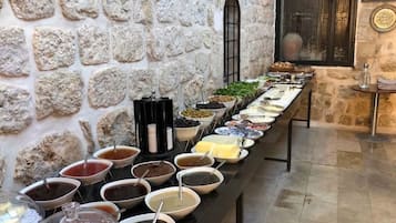 Pequeno-almoço tipo buffet diário incluído