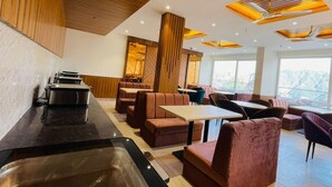 Interior moderno de restaurante com painéis de teto em madeira, áreas de estar e balcão com eletrodomésticos.