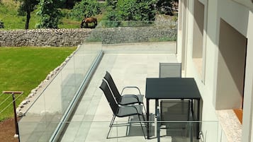 Apartamento conforto, 3 quartos, para não fumantes, vista para o jardim | Opções para refeição ao ar livre