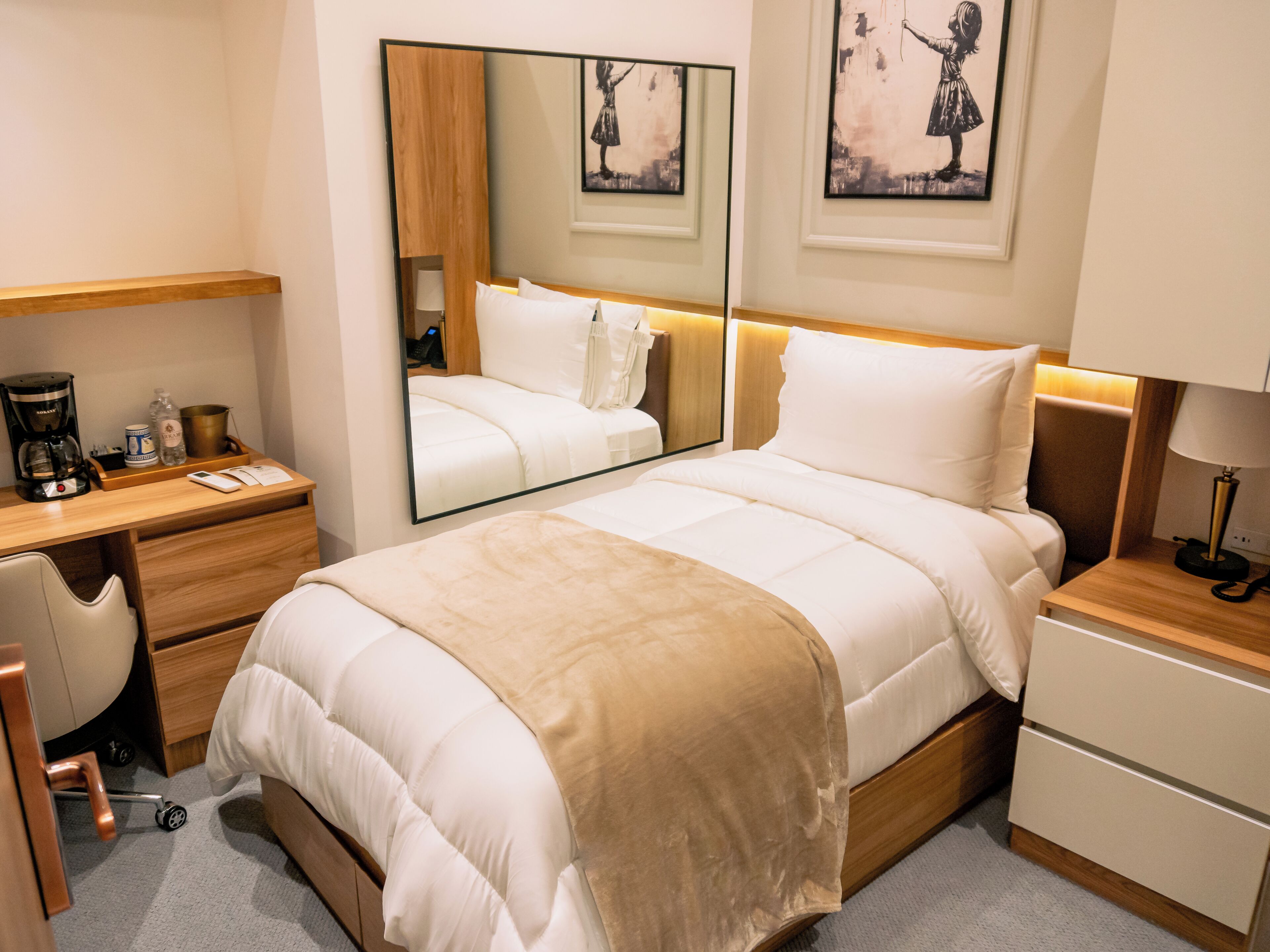 Quarto executivo | Roupas de cama premium, edredons de pluma, cofres nos quartos