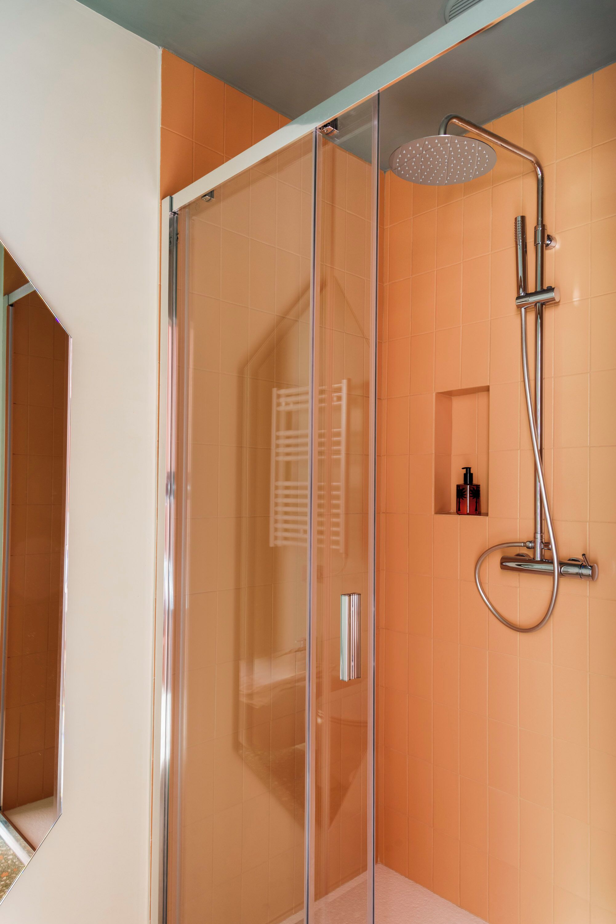 Quarto Triplo Deluxe | Casa de banho | Um polibã, um secador de cabelo, toalhas fornecidas, sabão 