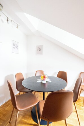 Apartamento Comfort, várias camas, ar condicionado, vista para o rio | Refeições no quarto