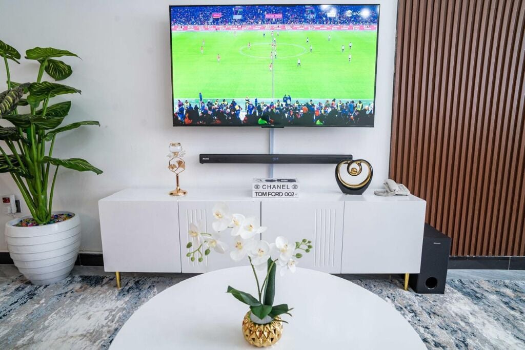 Apartamento de Luxo, 1 quarto, Vista para a cidade | Sala de estar | Smart TV de 52 polegadas com canais via satélite, Netflix 