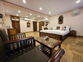 Quarto casal ou duplo luxo, sacada, vista para a montanha | Cofres nos quartos, escrivaninha, espaço de trabalho para notebook