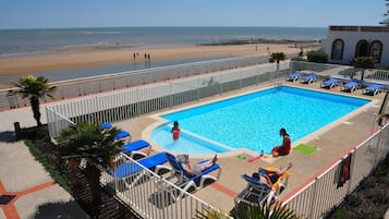 Apartamento | Piscina | Piscina exterior, uma piscina aquecida