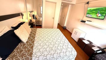 Quarto Duplo ou Twin Standard, Vista para a cidade | Cortinas/cortinados opacos, ferro/tábua de engomar, Wi-fi grátis