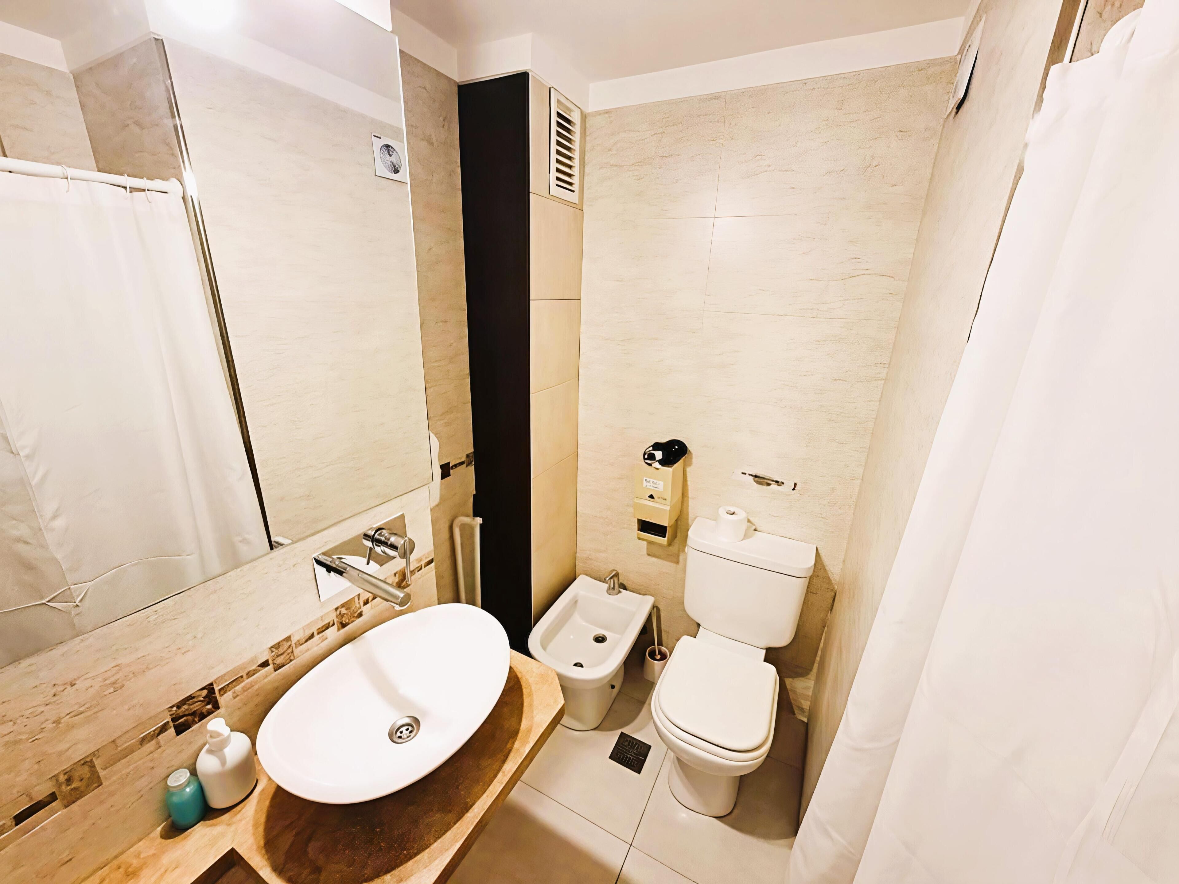 Quarto Duplo ou Twin Básico | Casa de banho | Um polibã, um secador de cabelo, chinelos, toalhas fornecidas 