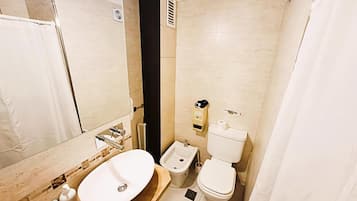 Quarto Duplo ou Twin Básico | Casa de banho | Um polibã, um secador de cabelo, chinelos, toalhas fornecidas