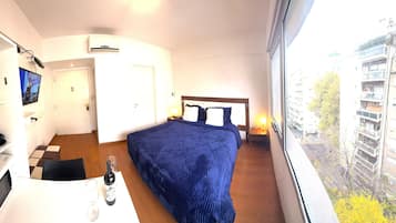 Quarto Duplo ou Twin Superior, Vista para a cidade | Cortinas/cortinados opacos, ferro/tábua de engomar, Wi-fi grátis