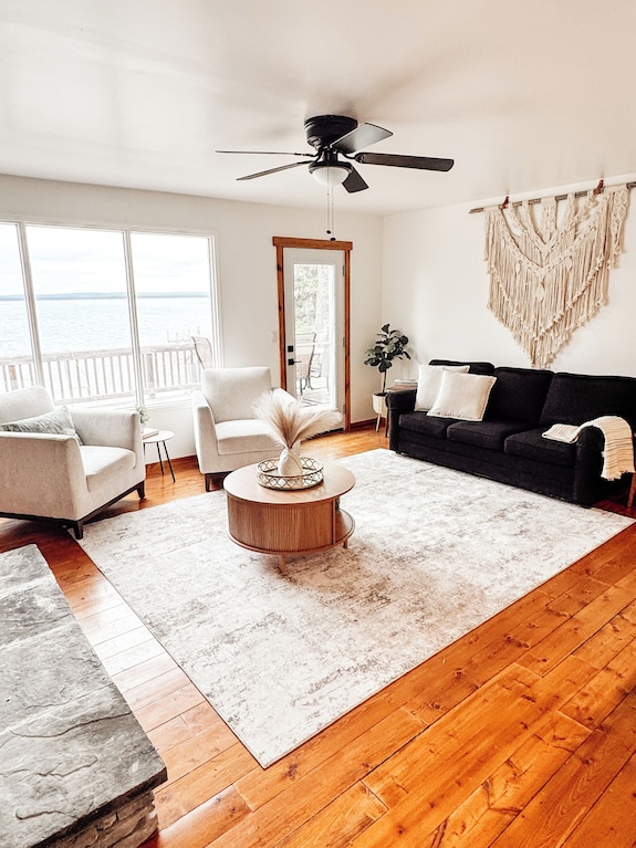 Pine Haven: Cozy Lakefront Escape With Private Beach & Hot Tub - Alberta