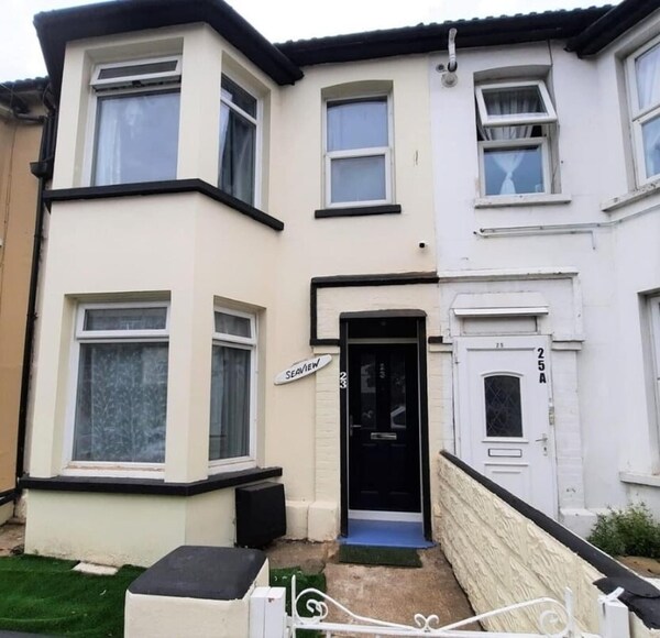 Apartment Sleeps 4 With Garden - Clacton-on-Sea