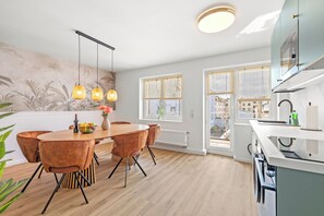 Apartamento Deluxe, vista para o pátio | Cozinha privada | Um frigorífico/congelador grande, um micro-ondas, um forno 
