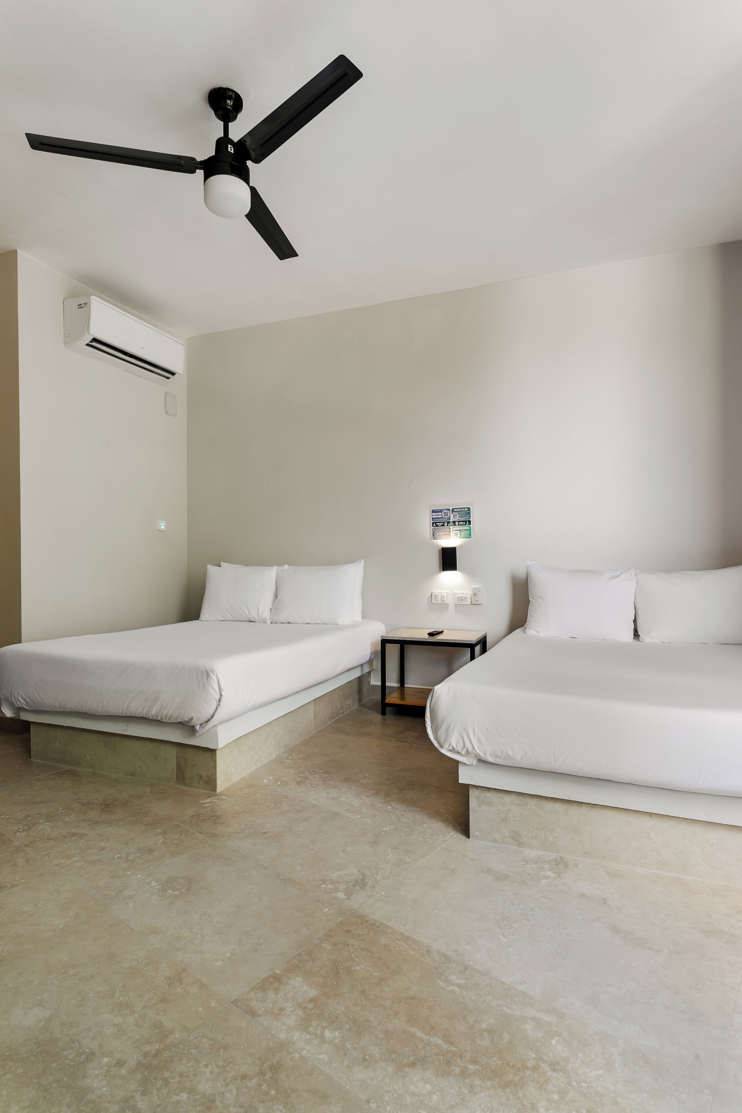Apartamento família, sacada | Escrivaninha, espaço de trabalho para notebook