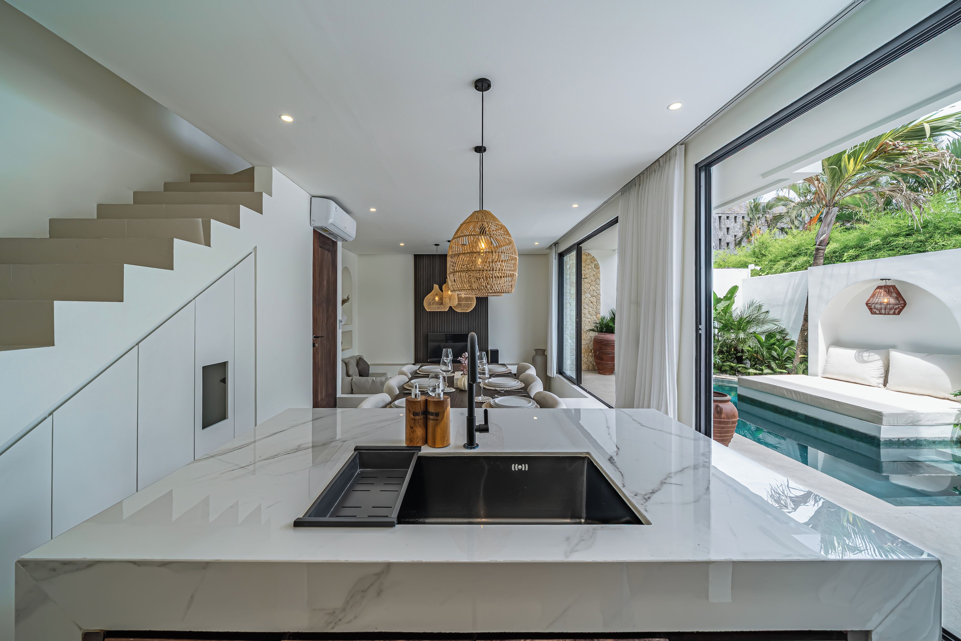 Villa de Luxo | Cozinha privada | Um frigorífico/congelador grande, uma placa de cozinha, uma torradeira 