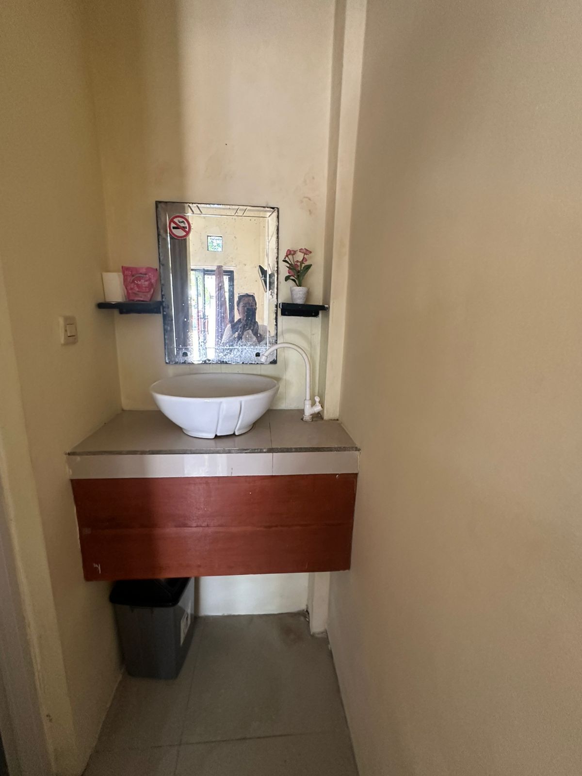 Quarto casal básico | Banheiro | Chuveiro, produtos de toalete grátis, toalhas de banho, sabonete