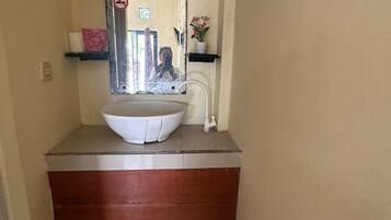 Quarto casal básico | Banheiro | Chuveiro, produtos de toalete grátis, toalhas de banho, sabonete