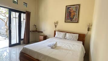 Quarto casal básico | Escrivaninha, Wi-Fi de cortesia