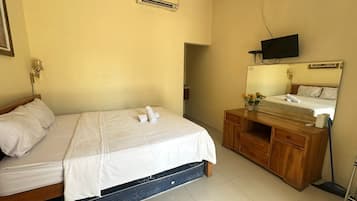 Quarto casal básico | Escrivaninha, Wi-Fi de cortesia