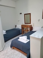 Quarto quádruplo, vista para a montanha | Ferros/tábuas de passar roupa, Wi-Fi de cortesia, roupa de cama