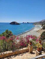 Na praia, espreguiçadeiras, guarda-sóis 
