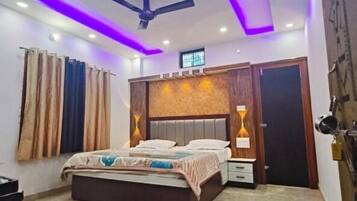 Quarto Deluxe, ar condicionado | Secretária, secretária adequada para computadores portáteis