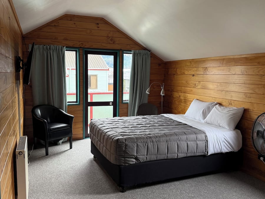 Chalé, 1 cama queen-size | Quartos insonorizados, ferro/tábua de engomar, Wi-fi grátis