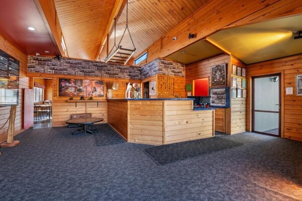 Smoke Lake Hot Springs Lodge & Camp - Rotorua