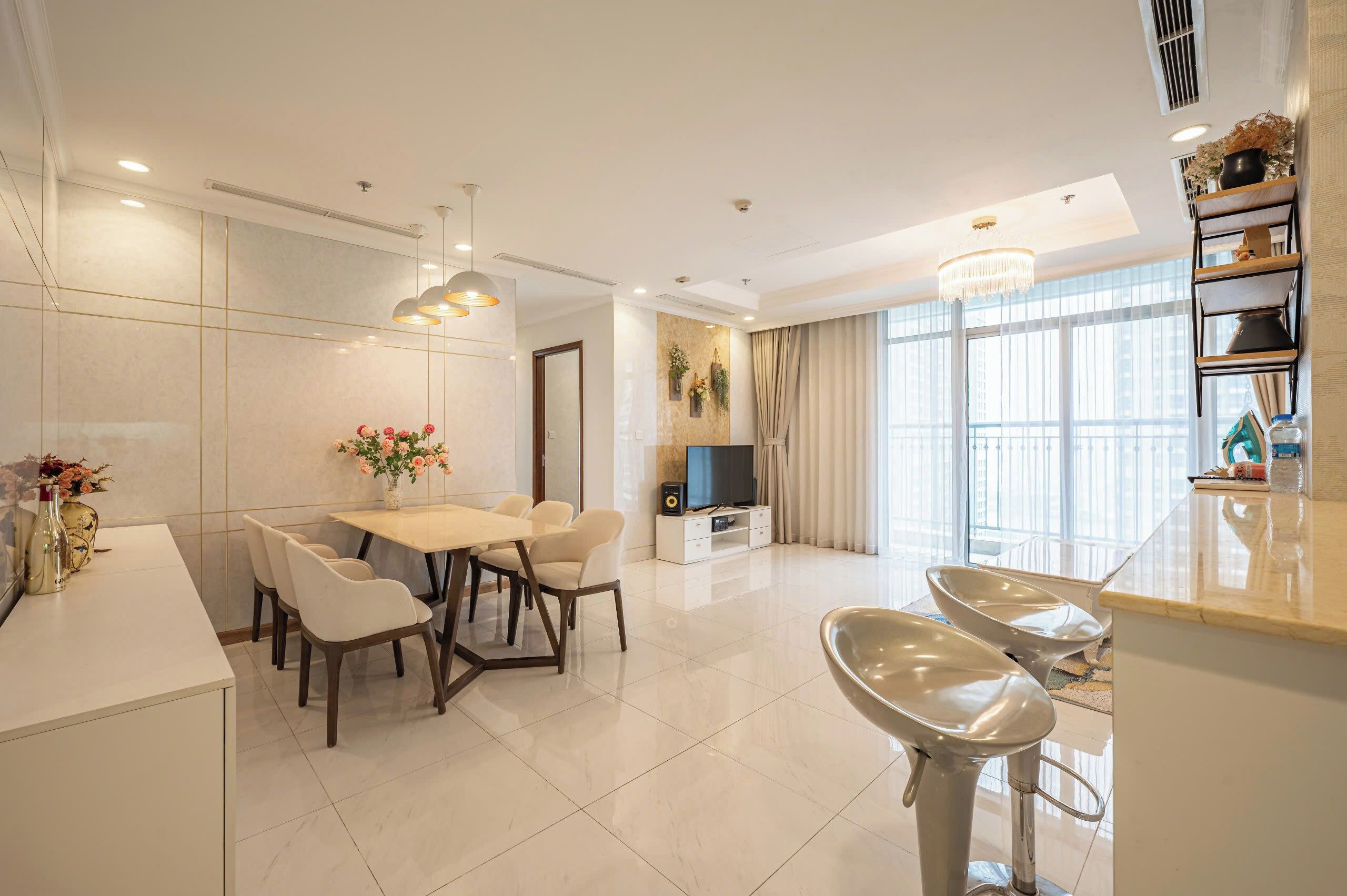 Apartamento Familiar, 3 quartos, varanda | Cozinha privada | Um frigorífico, um micro-ondas, uma placa de cozinha 