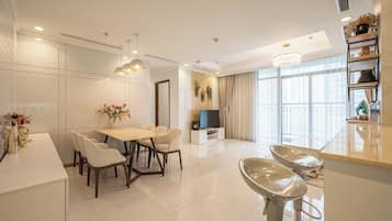 Apartamento Familiar, 3 quartos, varanda | Cozinha privada | Um frigorífico, um micro-ondas, uma placa de cozinha