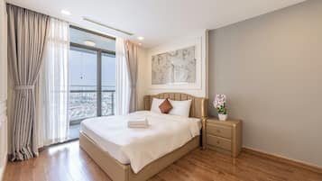 Apartamento família, 3 quartos, sacada | Escrivaninha, cortinas blackout, quartos à prova de som