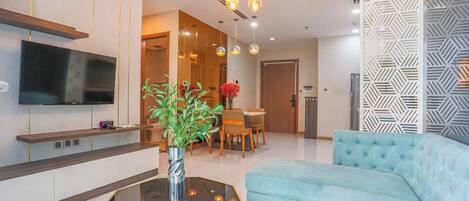Apartamento luxo, 2 quartos, sacada | Área de estar | TV de tela plana 42 polegadas com canais digitais