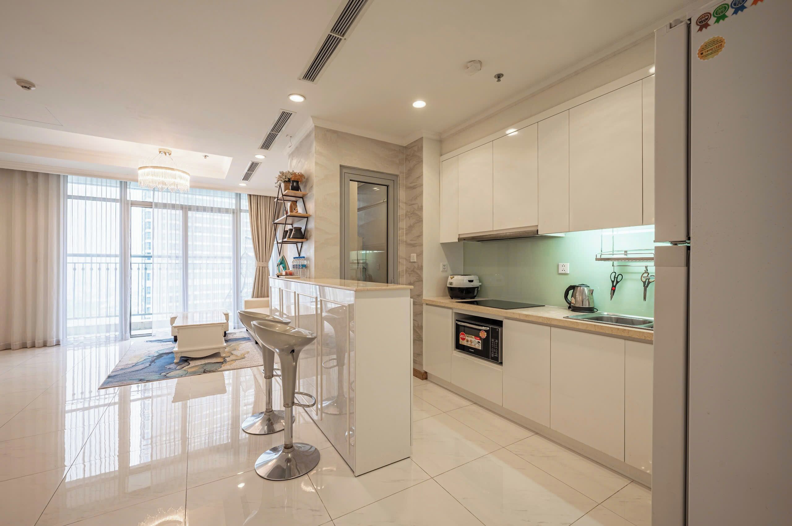 Apartamento família, 3 quartos, sacada | Área de estar | TV de tela plana 42 polegadas com canais digitais